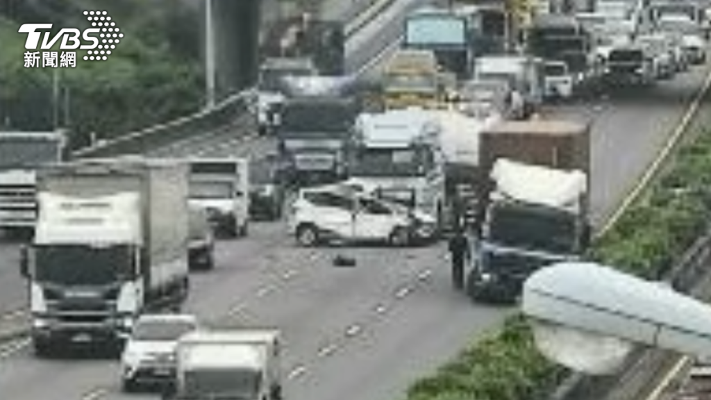 國1麻豆段釀2大車2小車事故！Sienta橫躺車道CX-3掉入中央分隔島溝渠 | 地球黃金線