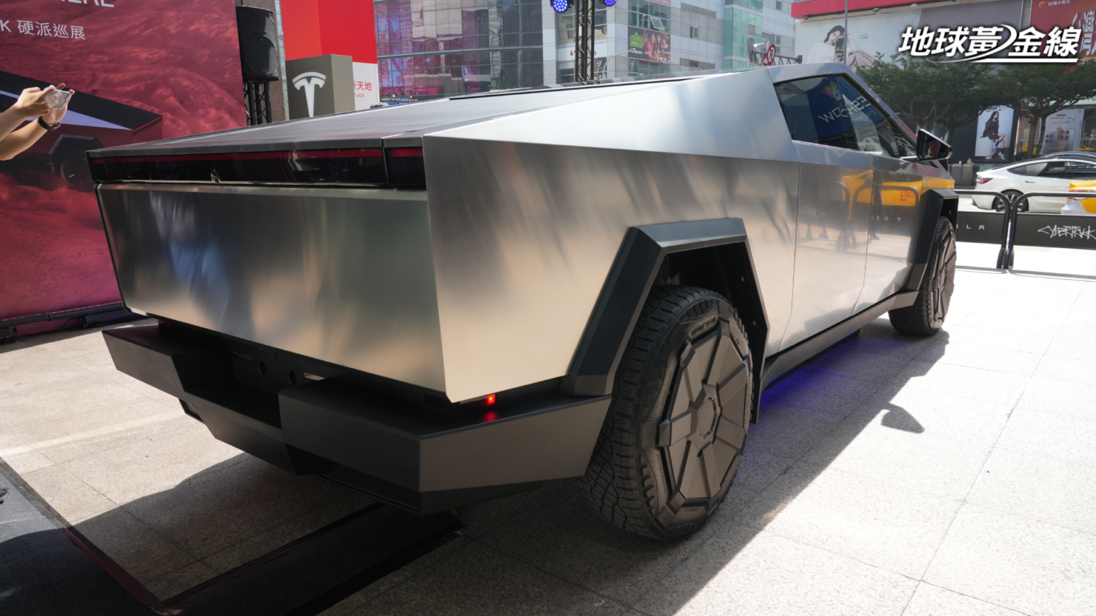 Cybertruck台灣巡迴時間地點公布！達人Money在特斯拉展間化身GD嘆：等3年了 | 地球黃金線
