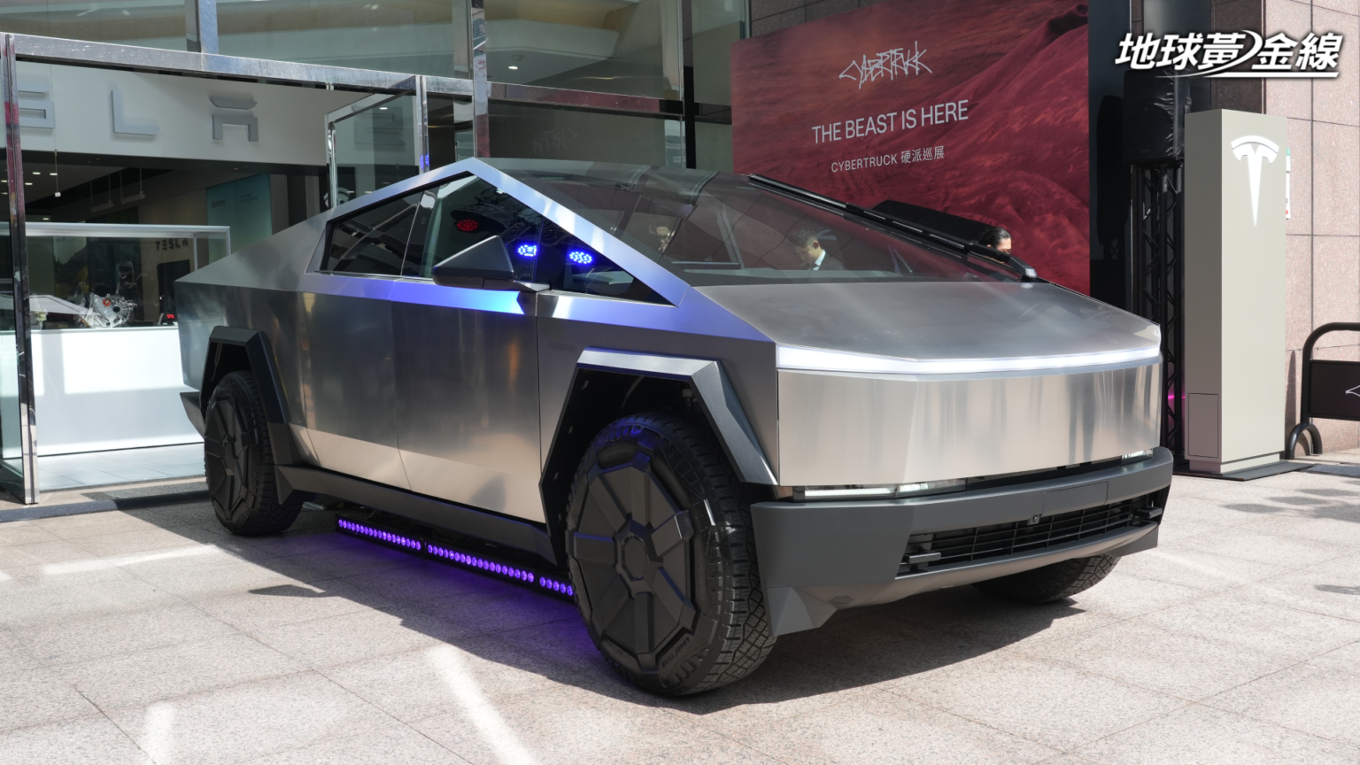 Cybertruck台灣巡迴時間地點公布！達人Money在特斯拉展間化身GD嘆：等3年了 | 地球黃金線