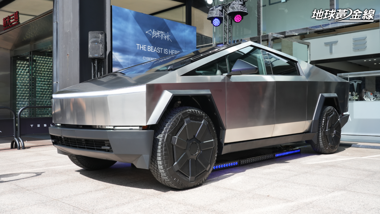 Cybertruck台灣巡迴時間地點公布！達人Money在特斯拉展間化身GD嘆：等3年了 | 地球黃金線
