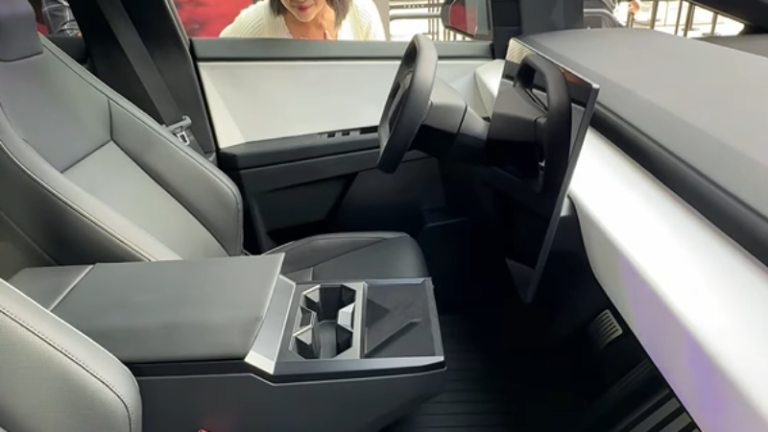 Cybertruck台灣巡迴時間地點公布！達人Money在特斯拉展間化身GD嘆：等3年了 | 地球黃金線