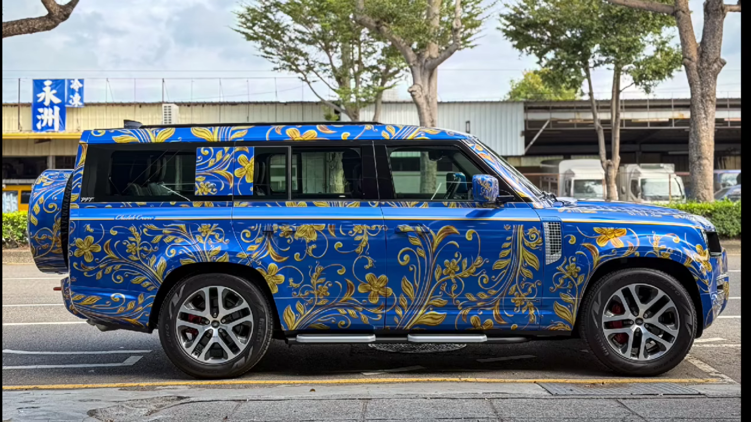 吊車大王砸25萬替Defender包膜遭老婆虧「像靈車」！預告Jimny五門版將成新歡 | 地球黃金線