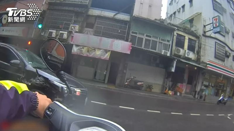 新北黑色Altis掛註銷車牌狂飆逃逸！惡劣撞無辜女騎士躲警：擴大追緝中 | 地球黃金線