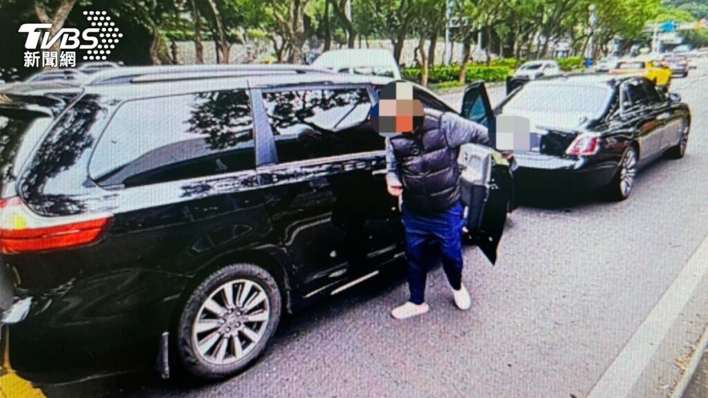 進口MPV腳滑追撞2500萬勞斯萊斯，車主下車霸氣喊：沒事！ | 地球黃金線