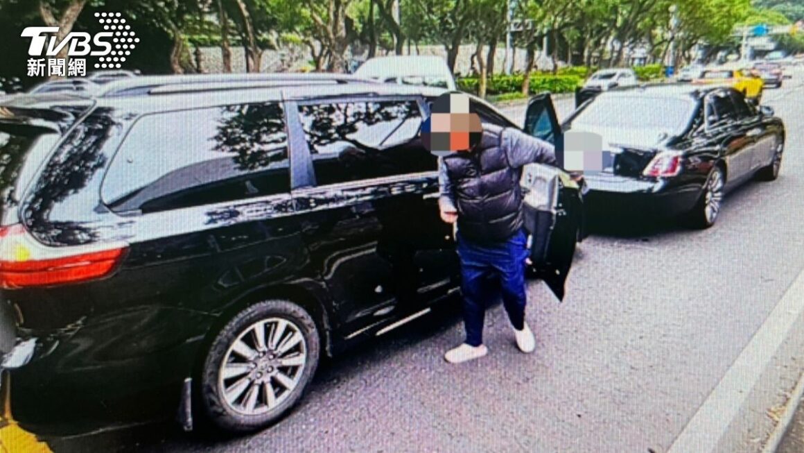 進口MPV腳滑追撞2500萬勞斯萊斯，車主下車霸氣喊：沒事！ | 地球黃金線