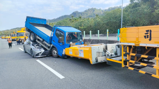 國道緩撞車修剪樹木遭3噸半貨車追尾！Lexus LS再追撞鏟起形成疊羅漢奇景 | 地球黃金線