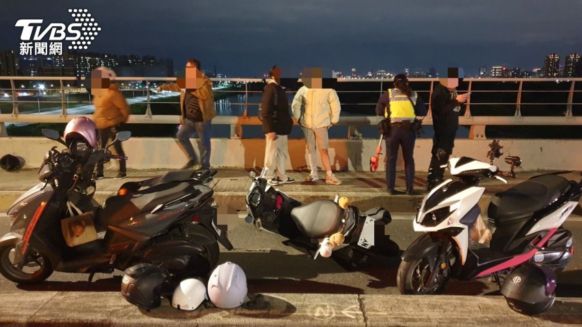 新北浮洲橋1輛機車急煞釀10輛車連環追撞！4騎士受傷送醫造成車道回堵1小時 | 地球黃金線