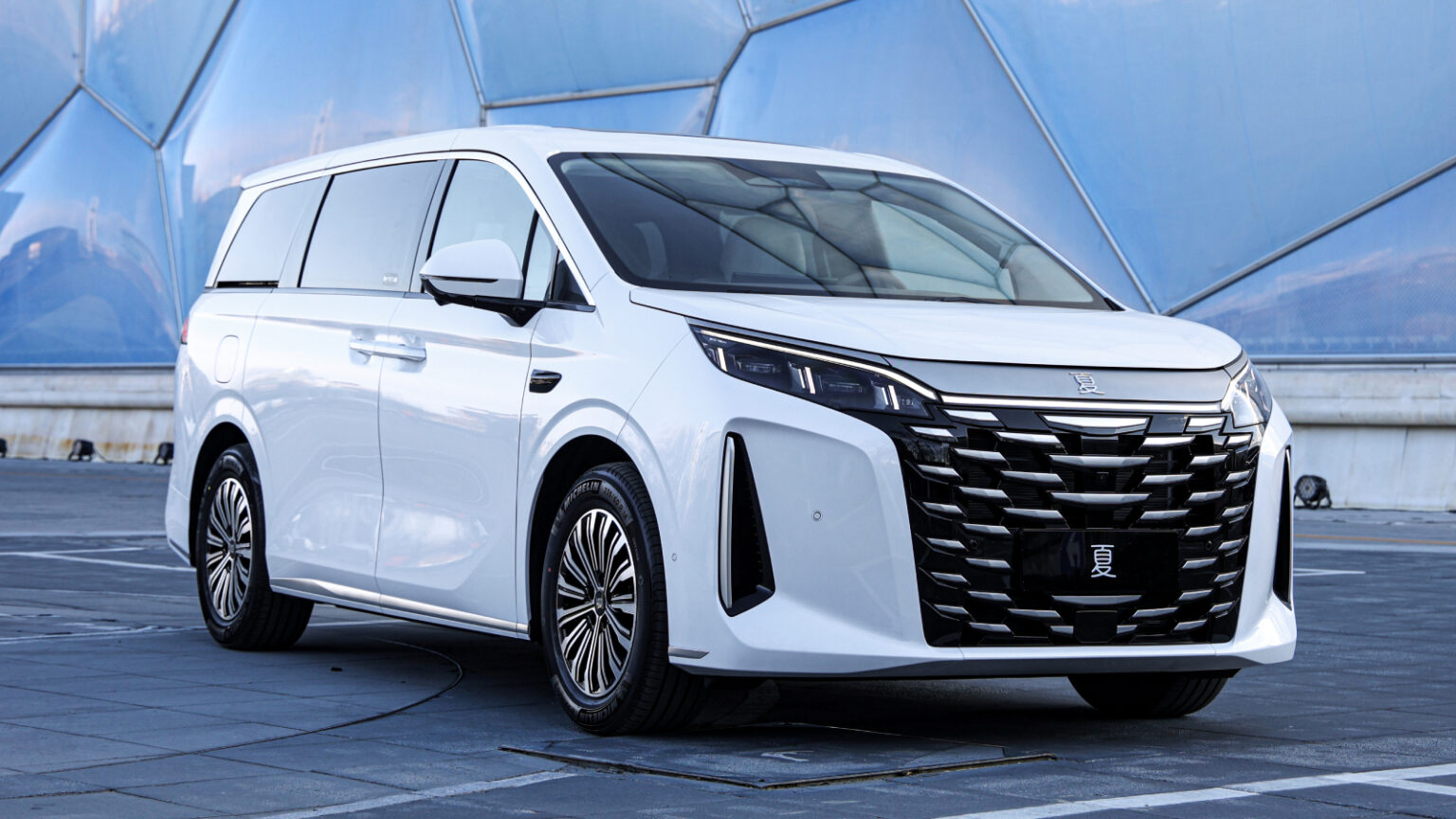 比亞迪中大型MPV「夏」上市，中國版LM折合新台幣開價112萬元 | 地球黃金線