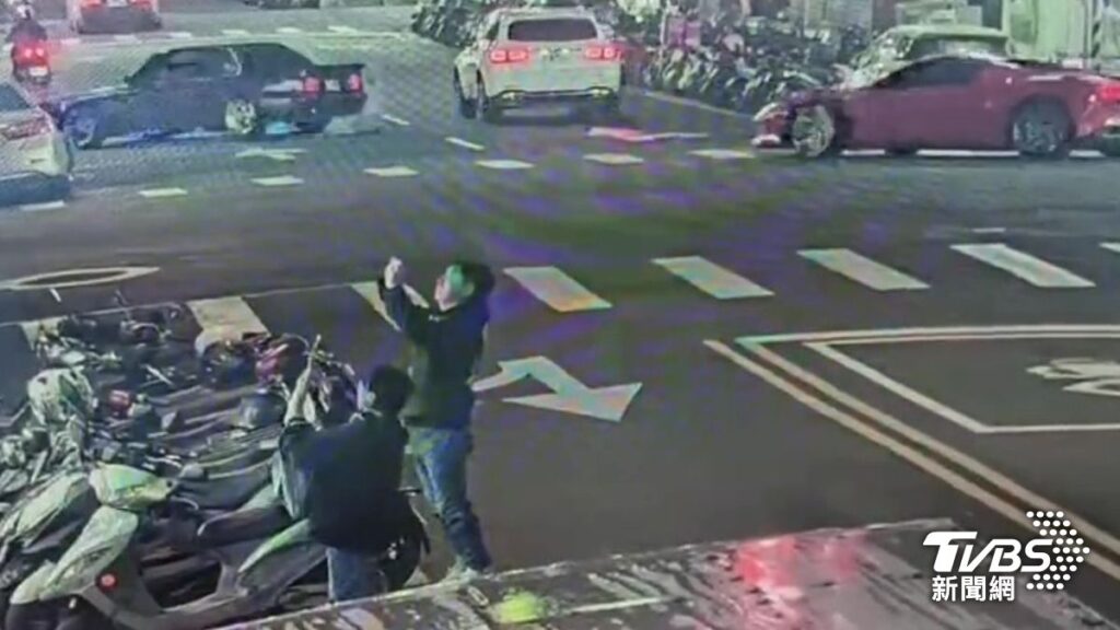 萬華BMW E30轉彎失控，衝撞路旁8車千萬法拉利險遭波及 | 地球黃金線