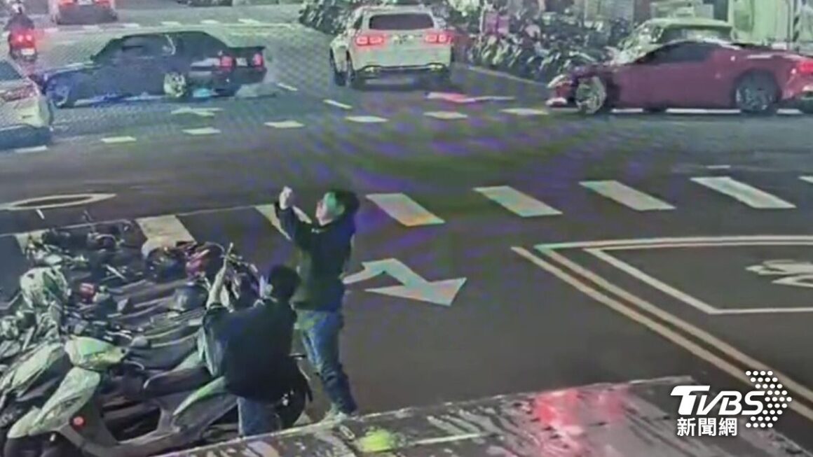 萬華BMW E30轉彎失控，衝撞路旁8車千萬法拉利險遭波及 | 地球黃金線