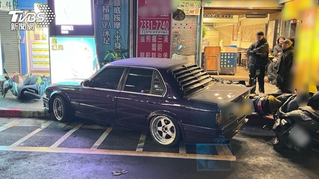萬華BMW E30轉彎失控，衝撞路旁8車千萬法拉利險遭波及 | 地球黃金線