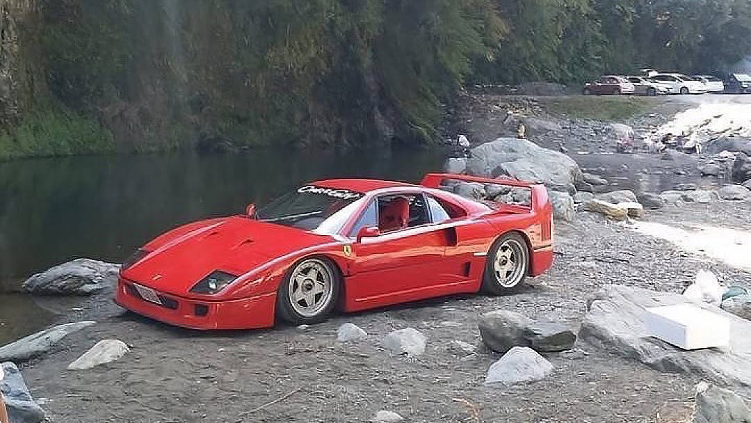 Ferrari F40不只中看還「中用」！露營載物雪地飄移輕而一舉 | 地球黃金線