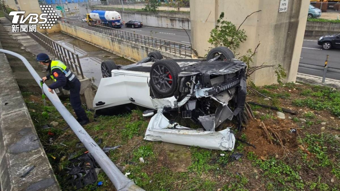 國1桃園段福特小客車衝出護欄「翻車全毀」，恍神駕駛幸運無大礙 | 地球黃金線