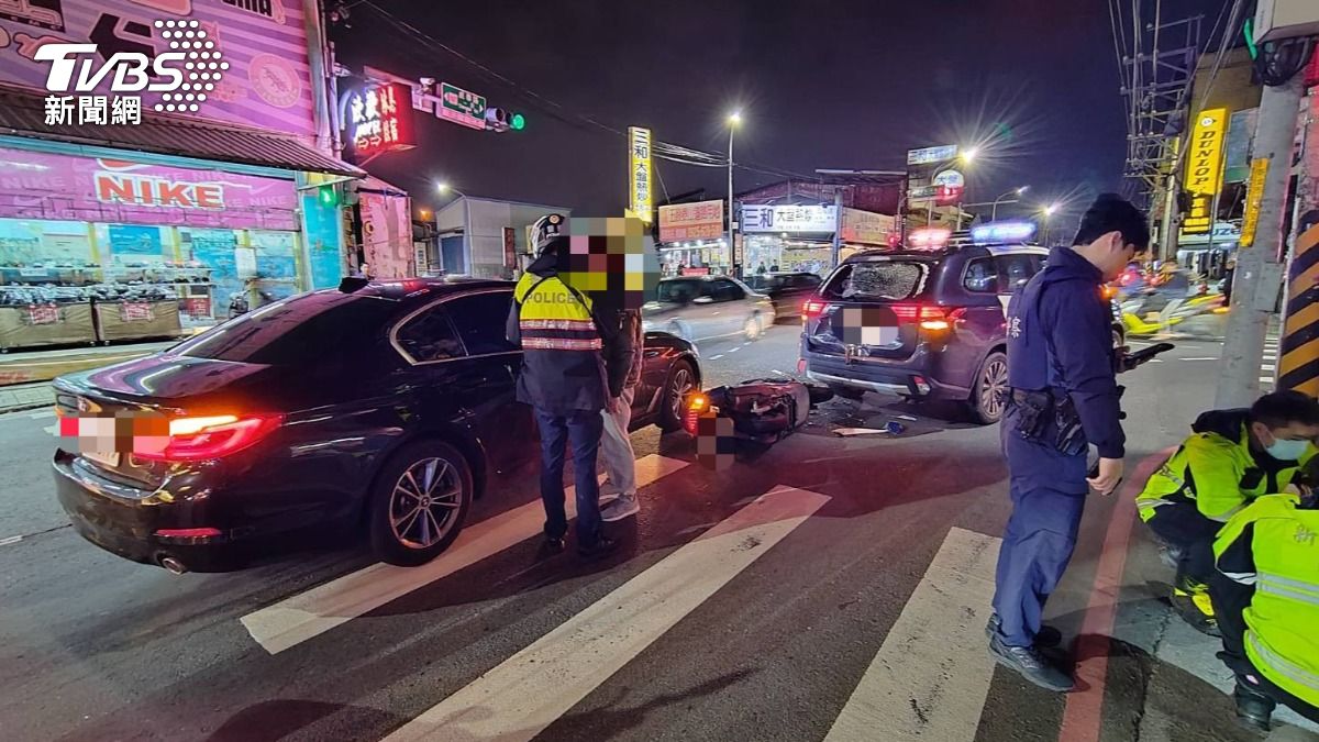 新北警車停讓行人遭機車追撞，騎士倒地險遭後方BMW輾過 | 地球黃金線
