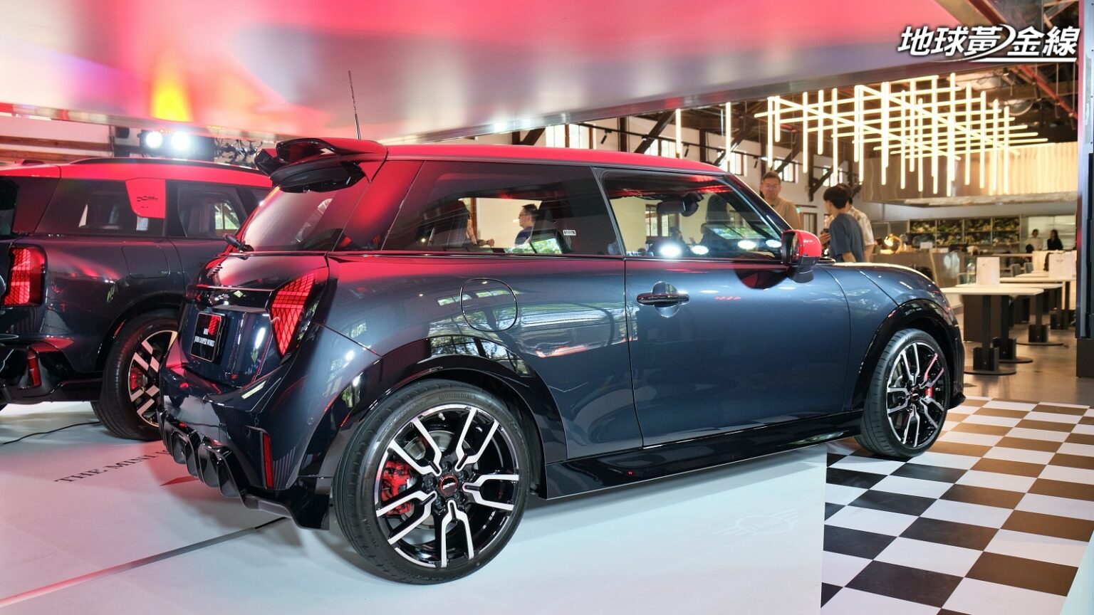 該選Mini JCW三門掀背還是Mini Cooper Cabrio S敞篷車？均一價210萬起同步發表 | 地球黃金線