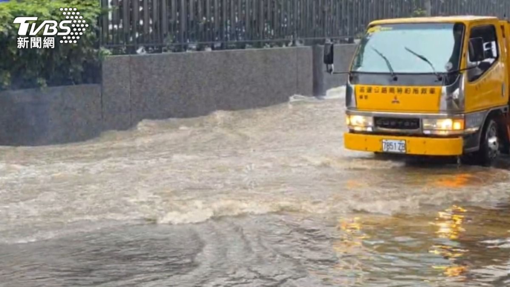 汽車泡水滅頂、機車慘成急流泛舟！雷雨轟炸桃園平鎮多處道路淹水 | 地球黃金線