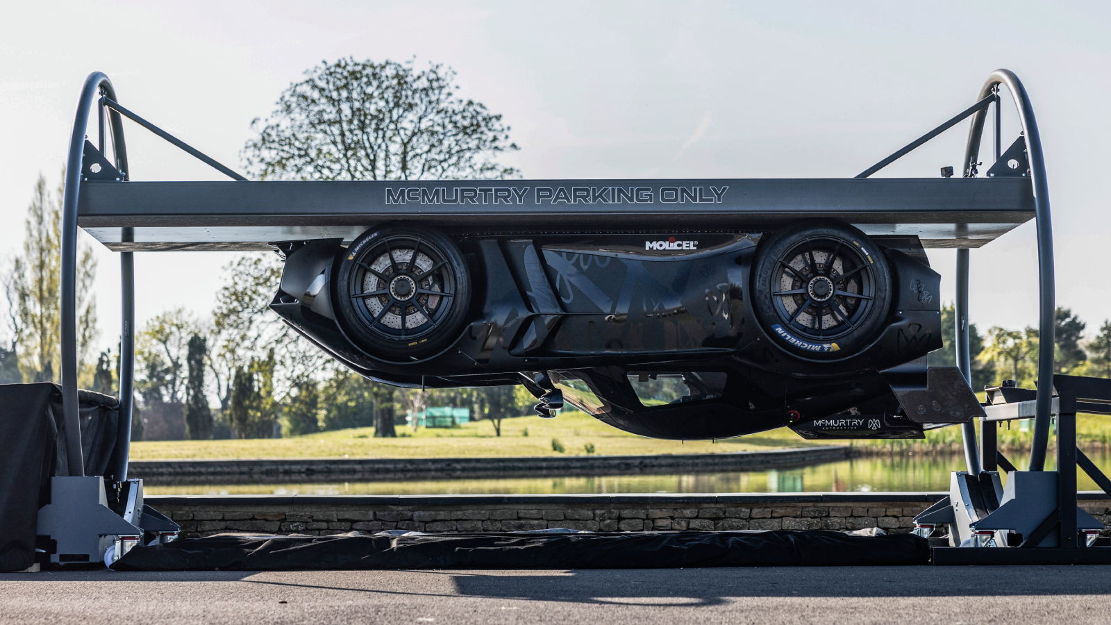 McMurtry電動蝙蝠車成功「顛倒開」，特殊風扇系統吸地突破重力 | 地球黃金線