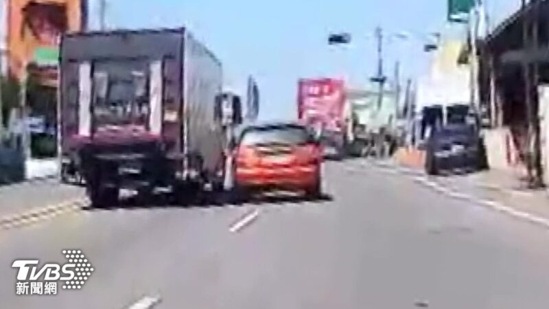 掀背車撞康橋車隊畫面曝，行車「飄忽不定」警不排除毒駕 | 地球黃金線