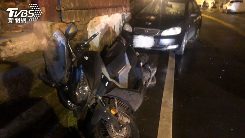 新竹溫泉渡假村前車禍翻覆，休旅車橫躺路中3車遭波及 | 地球黃金線