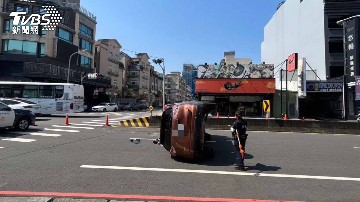 新竹女無照駕駛撞上分隔島翻車！面臨2.4萬罰鍰仍引網友不滿：罰太輕 | 地球黃金線