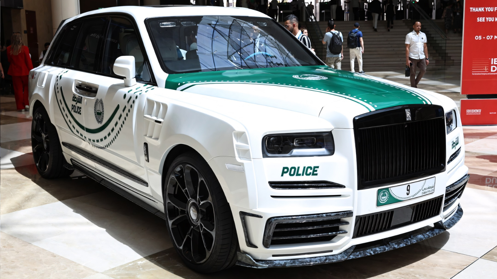 杜拜警隊引進勞斯萊斯Cullinan警車，Mansory改裝還用天價車牌 | 地球黃金線