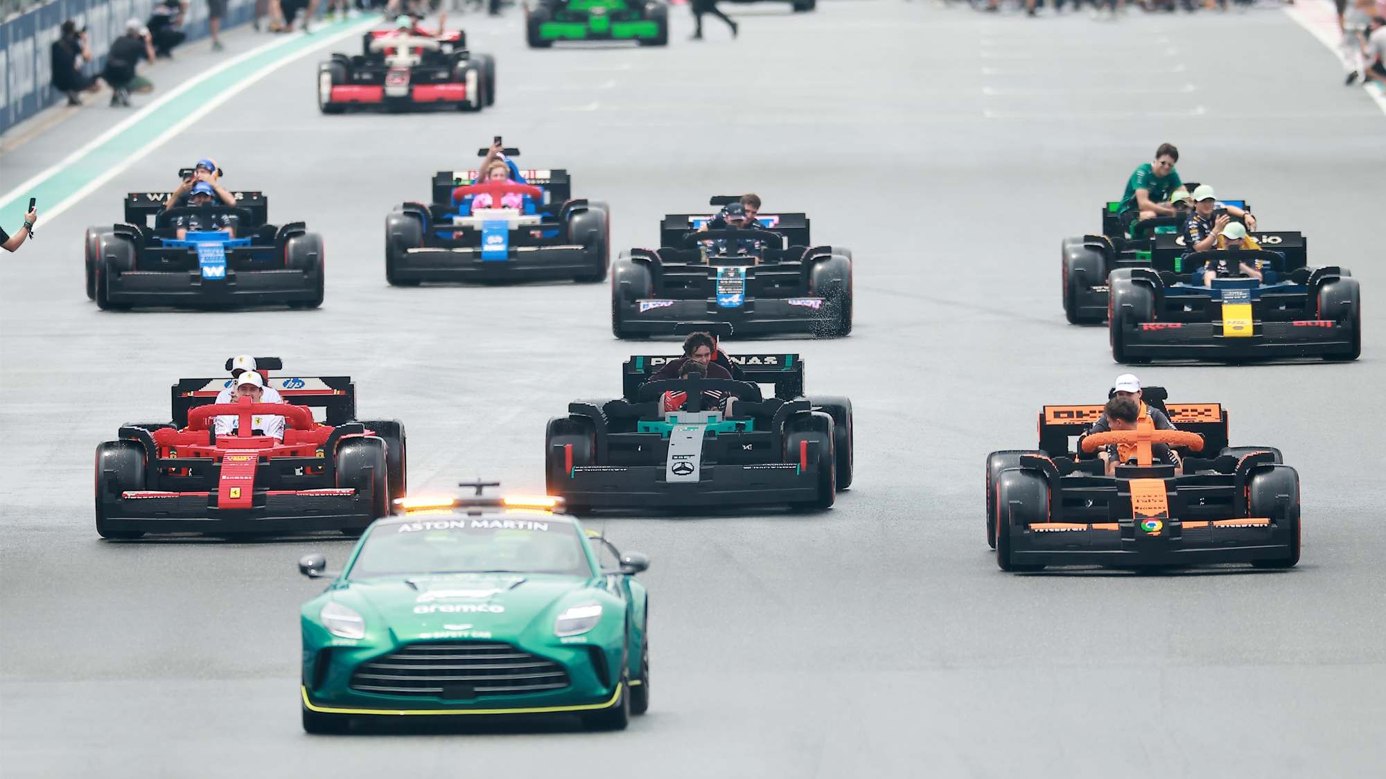 F1邁阿密分站驚見Lego等比例賽車！樂高積木造車還可直接駕駛 | 地球黃金線