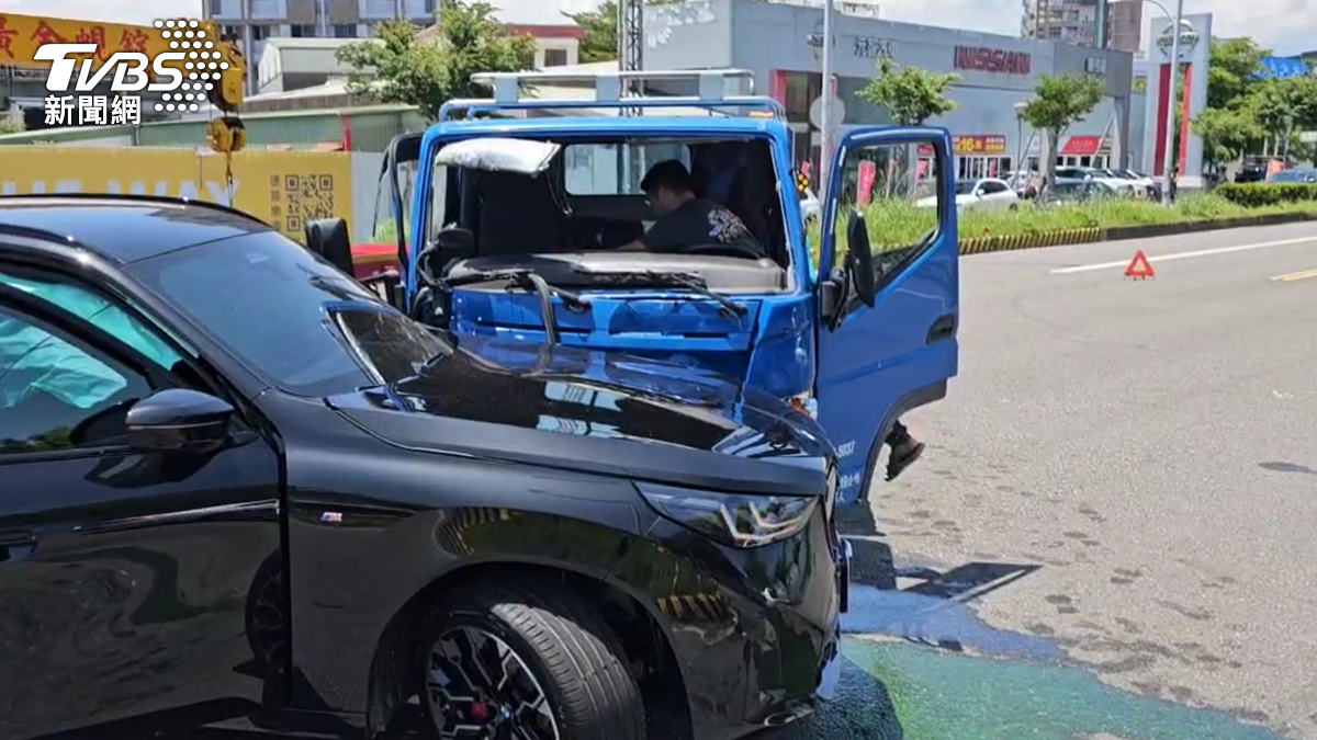 百萬BMW休旅車交車前出事，要去加油迴轉遭撞車側慘況曝 | 地球黃金線