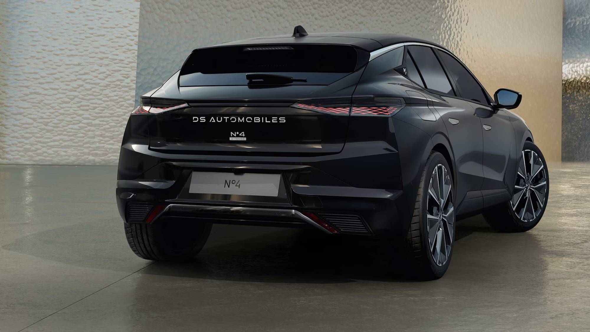 法式精品DS No4正式亮相，迎戰歐系高級掀背車 | 地球黃金線