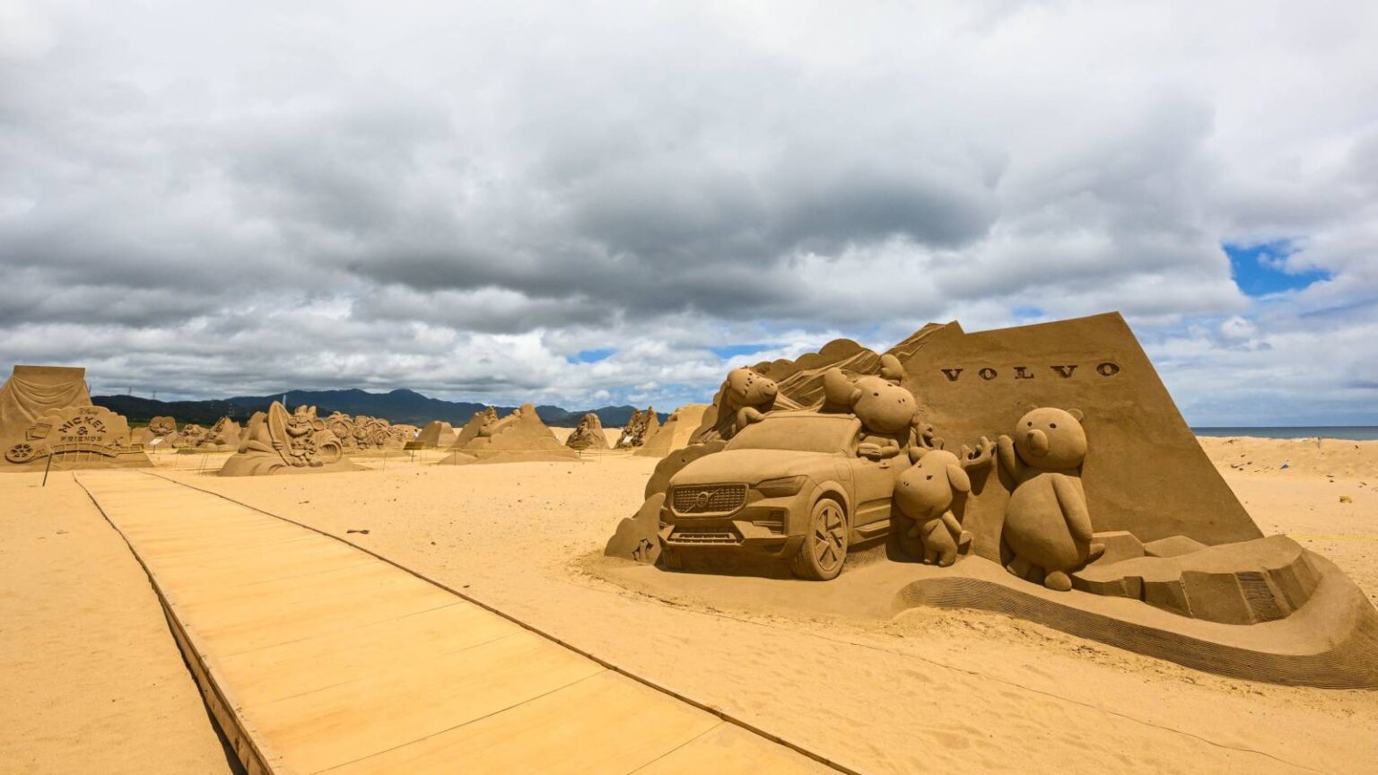 Volvo首度於福隆沙雕季登場！北歐幸運星Milu與迪士尼角色超萌 | 地球黃金線