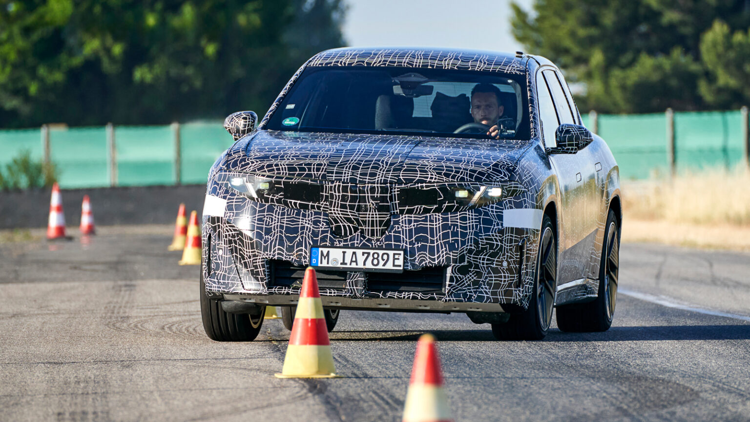 新世代iX3動力配備細節曝光，續航破800km充電功率上看400kW | 地球黃金線