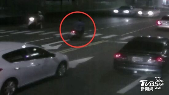 高雄鐵達尼男展翅騎車，違規罰15萬網笑：以為自己是螺絲？ | 地球黃金線