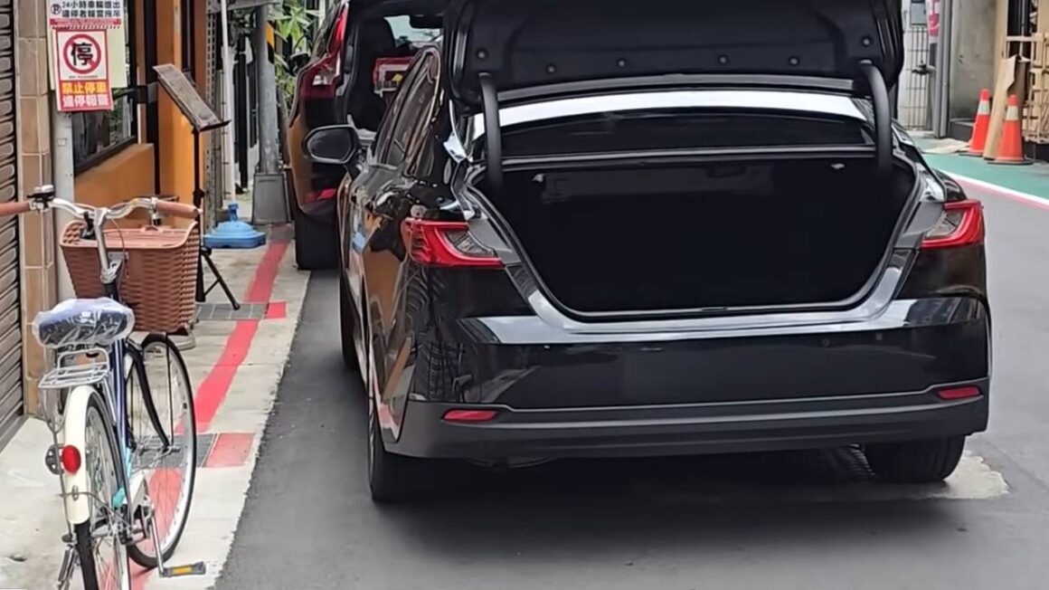 與腳踏車併排停車算違規？車主錯愕收2400元罰單將提申訴 | 地球黃金線