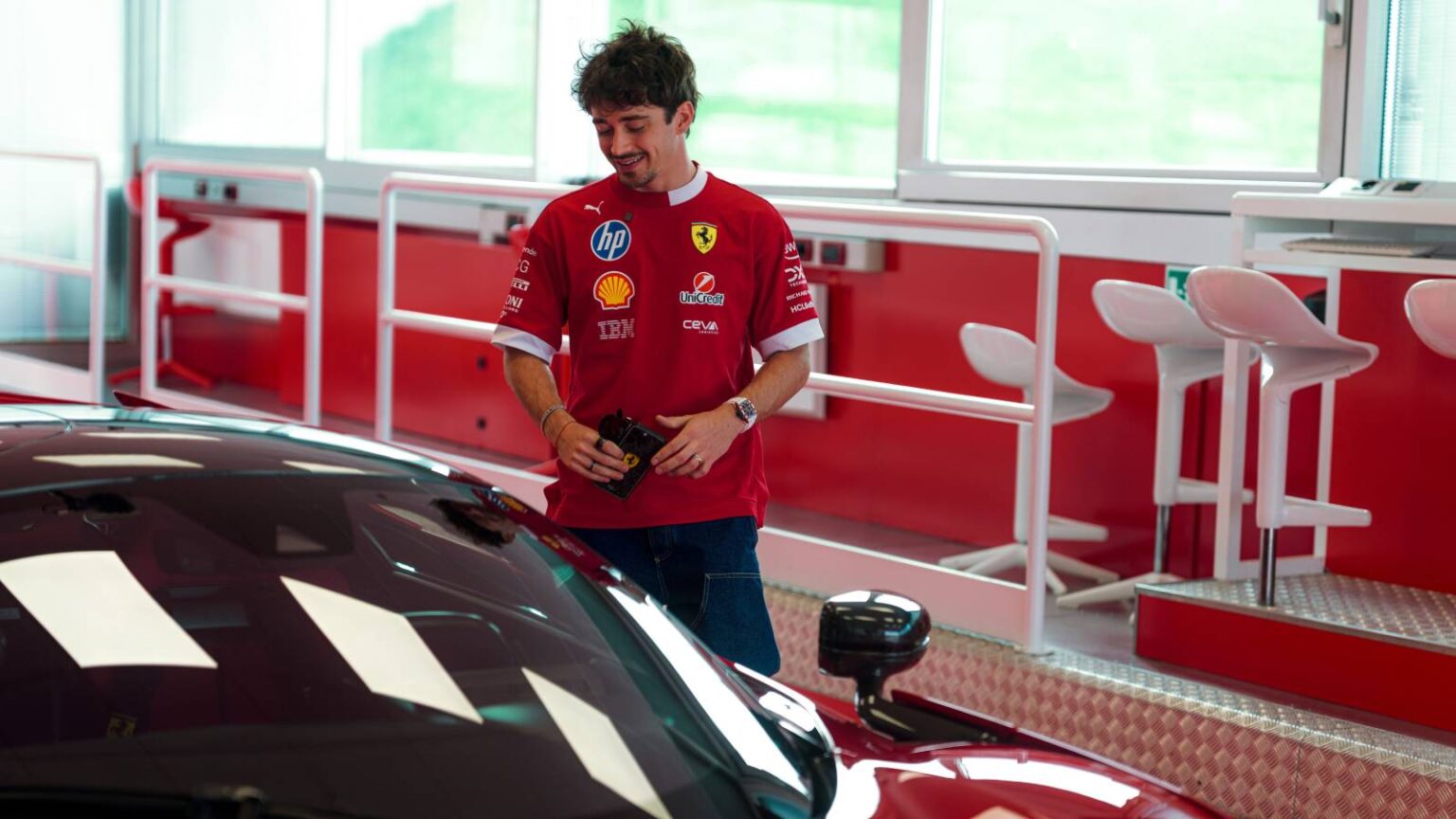 法拉利自家車手試駕F80，Charles Leclerc跟Lewis Hamilton笑開懷 | 地球黃金線