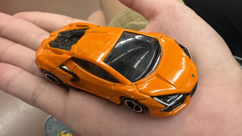 男童偶遇2799萬大牛超跑，日本車主暖邀上車獲近30萬名網友讚翻 | 地球黃金線