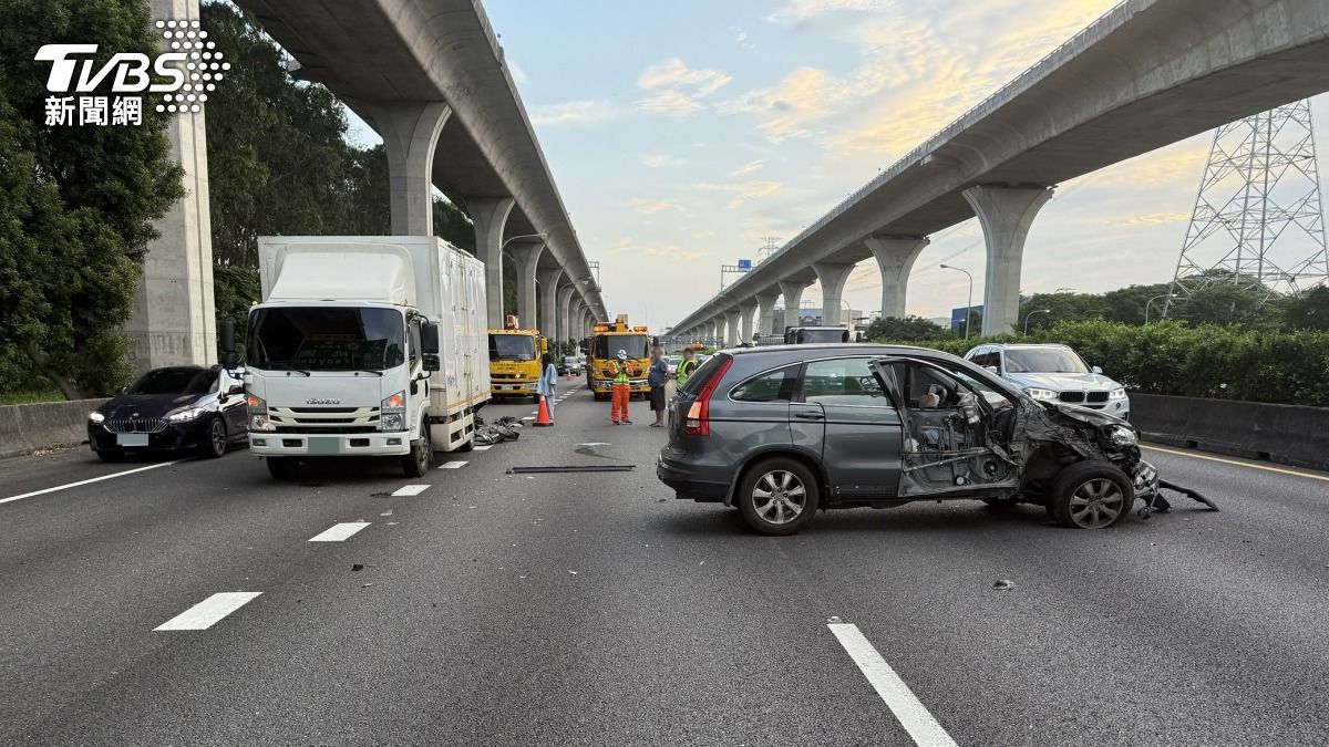 國1機場系統北向驚見CR-V右側「整片削爛」，猛撞大貨車造成回堵3公里 | 地球黃金線