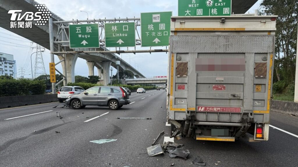 國1機場系統北向驚見CR-V右側「整片削爛」，猛撞大貨車造成回堵3公里 | 地球黃金線