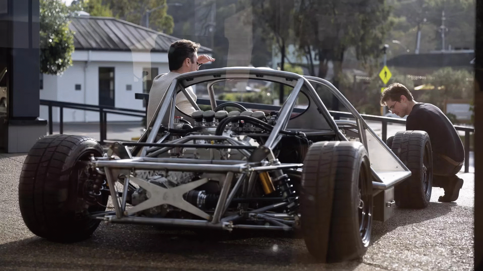 Shoreline Bespoke LM Coupe輕量雙座跑車亮相，重燃駕馭熱情的手工夢 | 地球黃金線