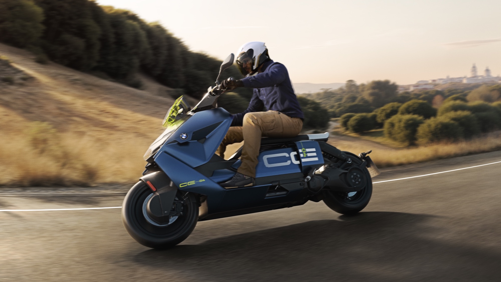 BMW CE 04新款亮相，炫彩外觀與豪華配備升級 | 地球黃金線