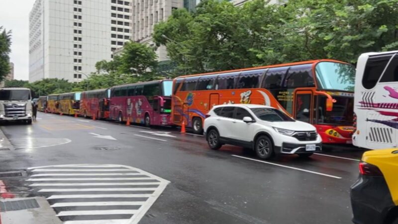 200輛遊覽車包圍交通部抗議「一頭牛扒兩層皮」，公路局回應駕駛輔助系統規劃 | 地球黃金線