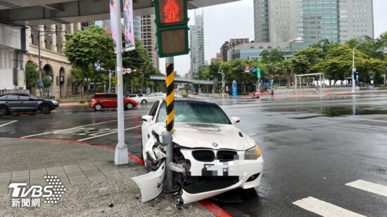 46歲男駕BMW無照上路，板橋車站前自撞整車卡進號誌桿 | 地球黃金線