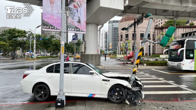 46歲男駕BMW無照上路，板橋車站前自撞整車卡進號誌桿 | 地球黃金線
