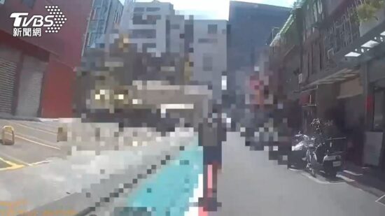 2賓士女不理防空演習警報，高架橋上停車自拍恐要被罰15萬 | 地球黃金線