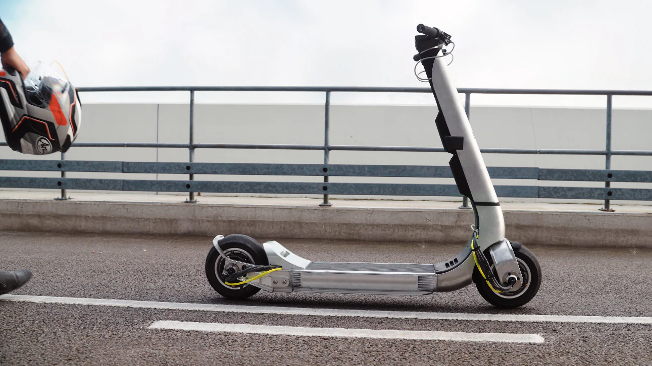 全球最速電動滑板車問世，賣台幣90萬能飆160km/h加速贏過Model 3 | 地球黃金線