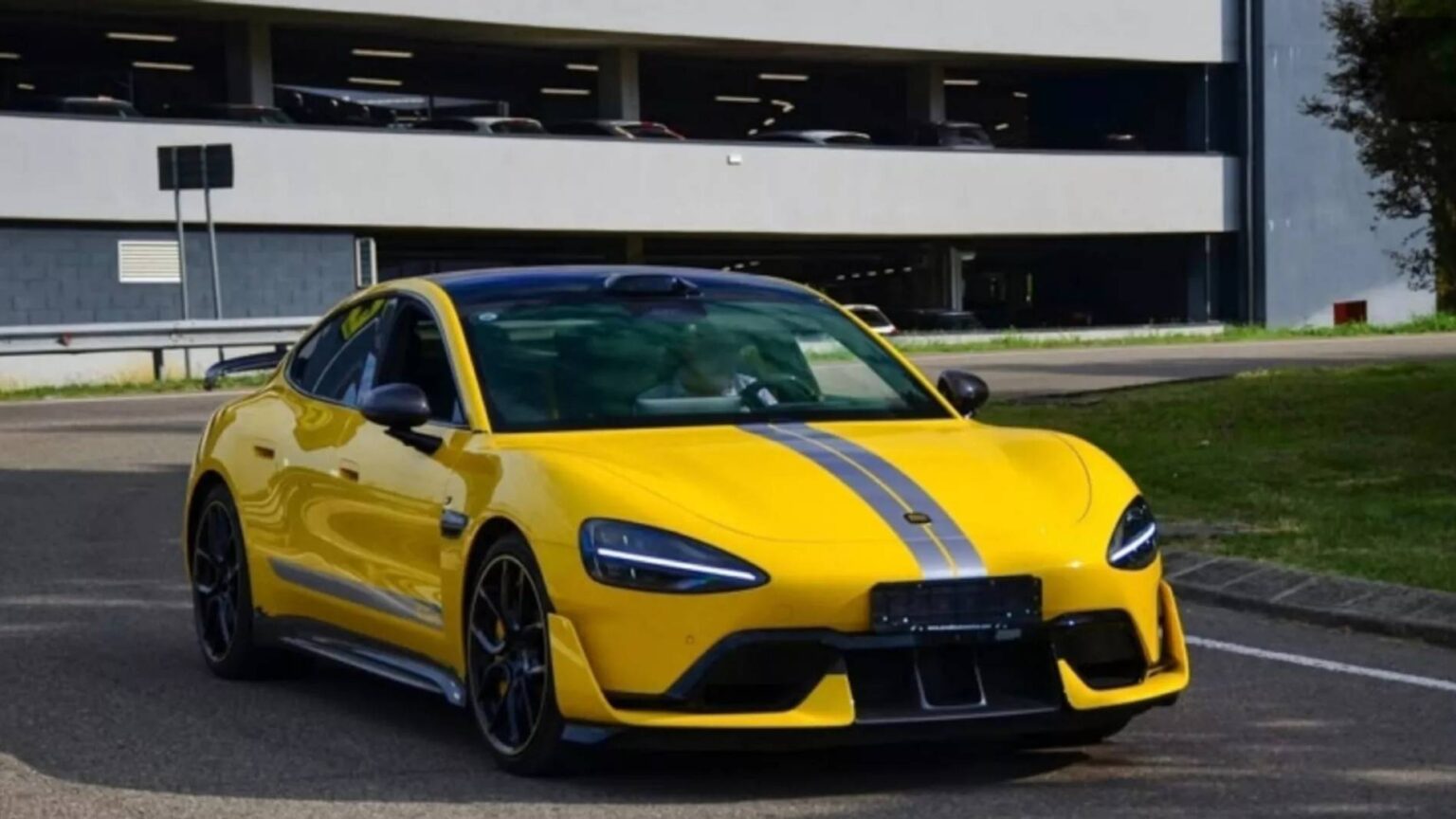 法拉利研發電動車買小米SU7研究？繼Hyundai後連Ferrari工廠也捕捉測試畫面 | 地球黃金線