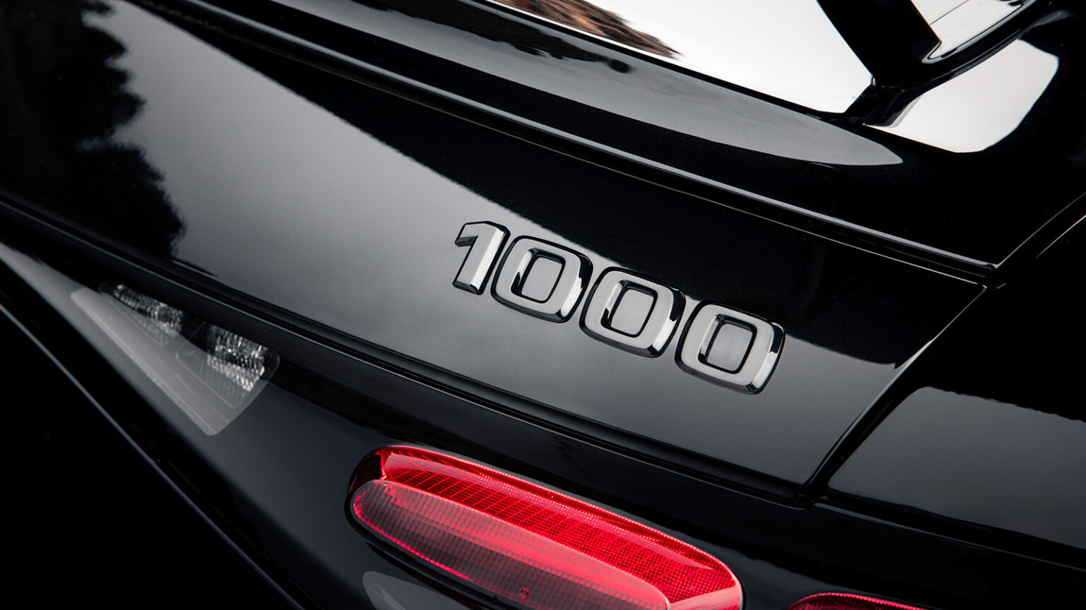 Brabus千匹油電猛獸問世，西裝暴徒Brabus 1000零百加速2.6秒鐘 | 地球黃金線