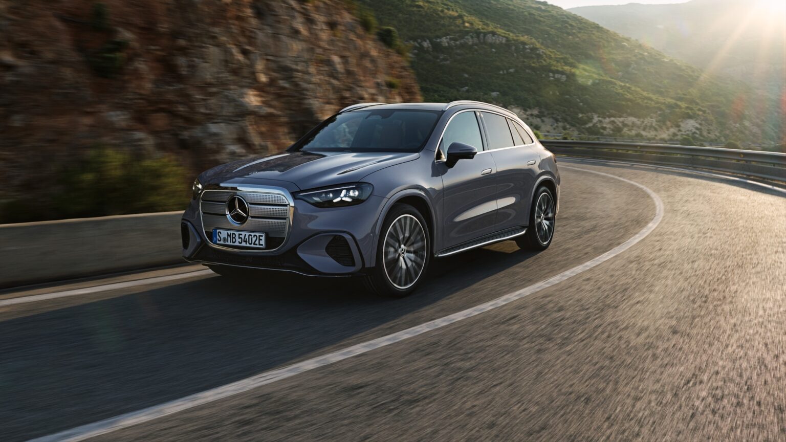 M-Benz純電GLC慕尼黑車展亮相，巨型發光格柵與Hyperscreen震撼登場 | 地球黃金線