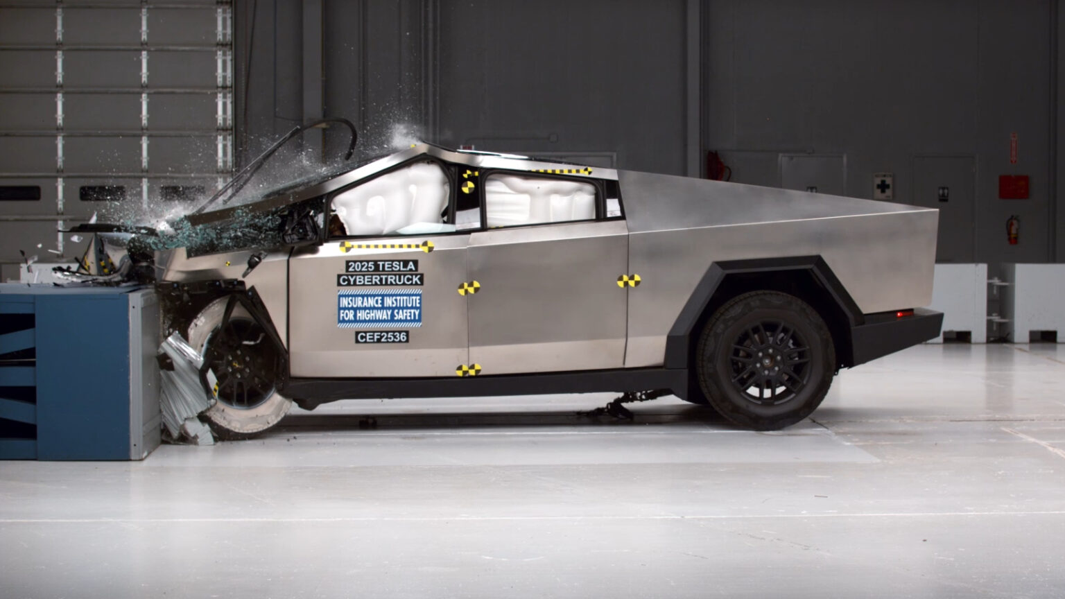 特斯拉Cybertruck撞擊起火又釀悲劇，3名大學生因車門把手問題無法逃生 | 地球黃金線
