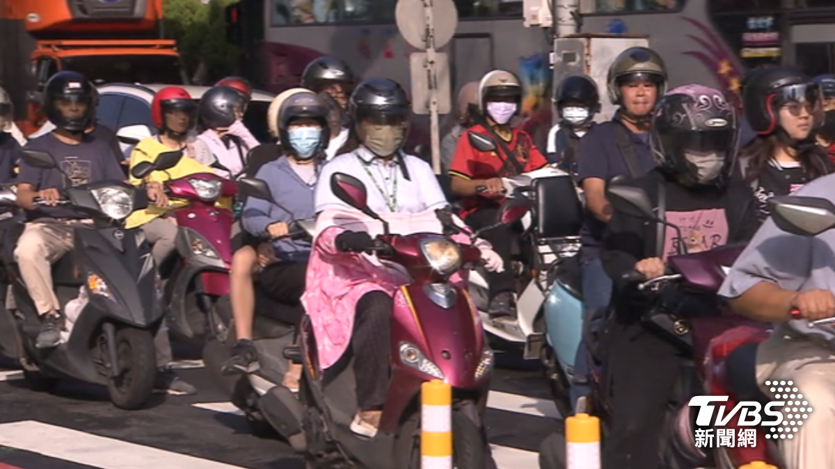 公館圓環拆除改正交路口「首日上班塞爆」，蔣萬安實地開車體驗並下令改善 | 地球黃金線