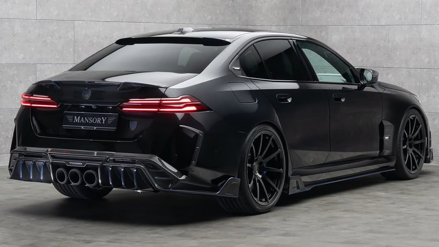 BMW M5化身黑暗武士，Mansory推出極致暴力改裝 | 地球黃金線