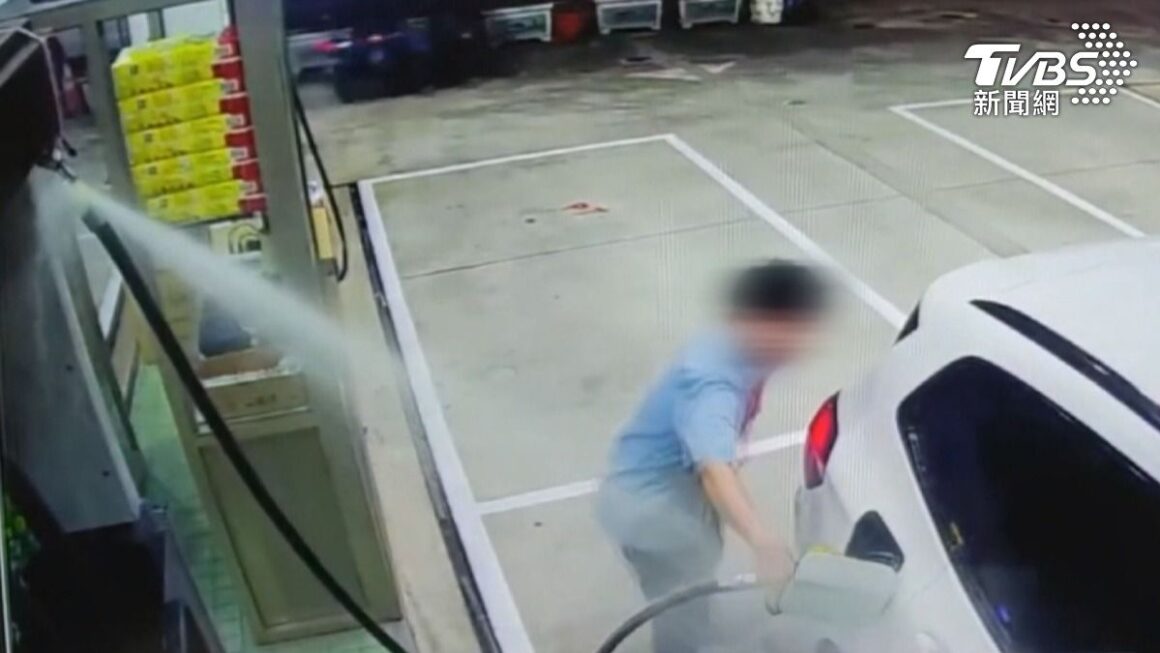 加油站油管爆裂噴2分多鐘！逾140公升、總計4千多元汽油灑滿地站員嚇到慘摔 | 地球黃金線